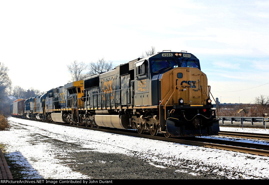 CSX 4565 on Q-418
